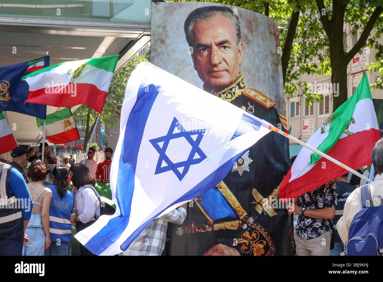 Hamburg, Germany. 14th June, 2025. Participants in a demonstration ...