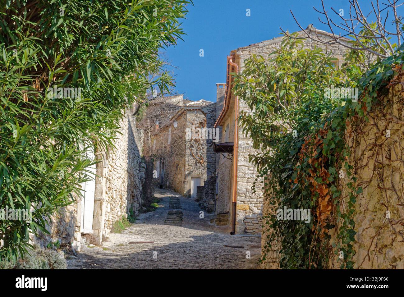 Narrow street in Gordes in the Luberon region, Vauclue, France Stock ...