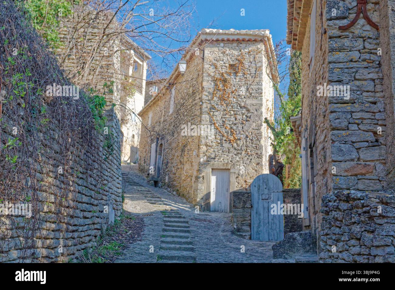 Narrow street in Gordes in the Luberon region, Vauclue, France Stock ...