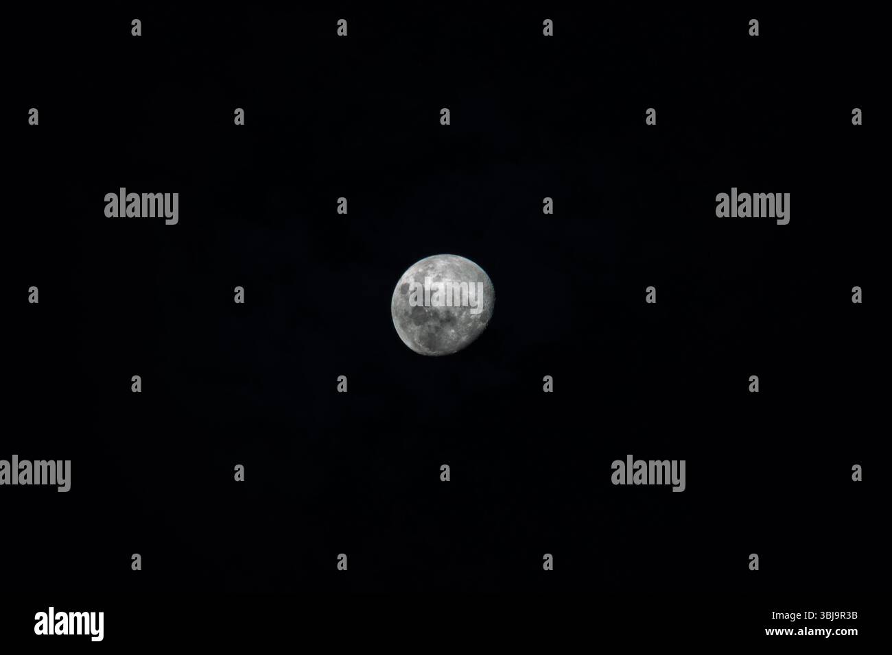 The waxing gibbous moon as seen from the Southern Hemisphere, Lima ...