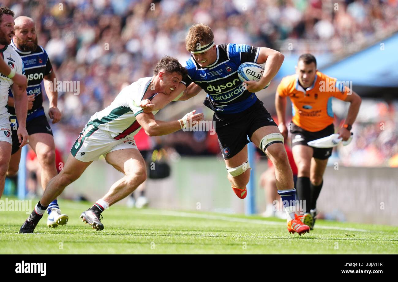 Bath Rugby's Guy Pepper hands off Leicester Tigers' Adam Radwan on the ...