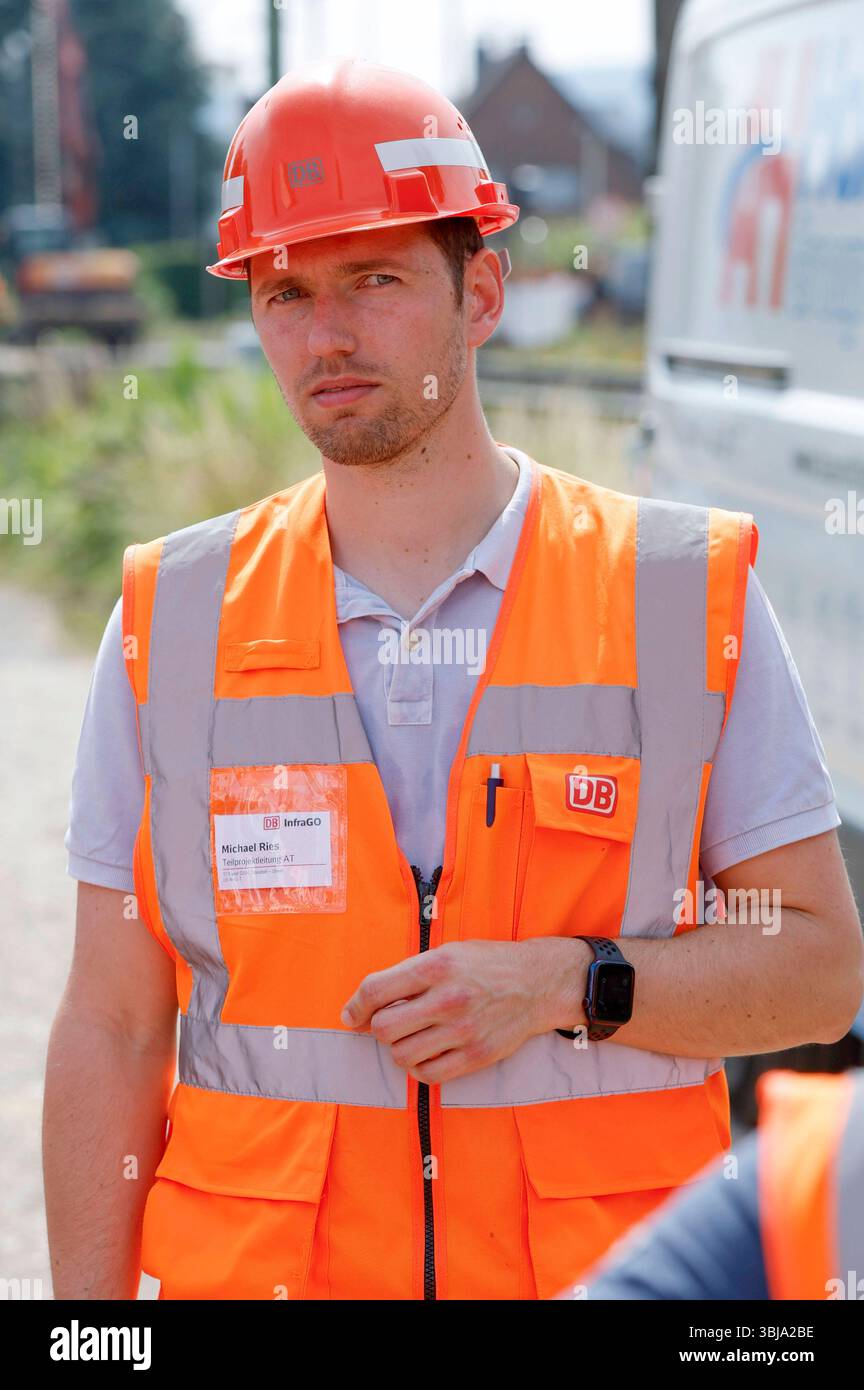 Michael Ries beim Fototermin Helikopter fliegt Signalmaste für das neue ...