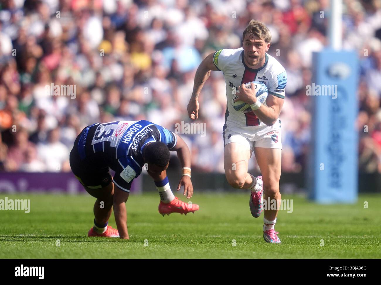 Leicester Tigers' Ollie Hassell-Collins (right) breaks free from Bath ...