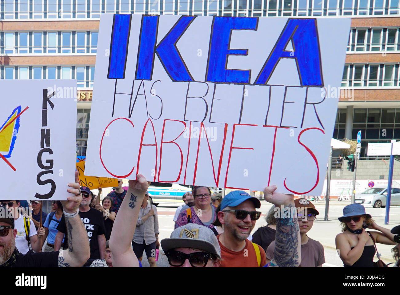 Demonstranten mit Fahnen Banner und Plakate Schildern Demonstration ...