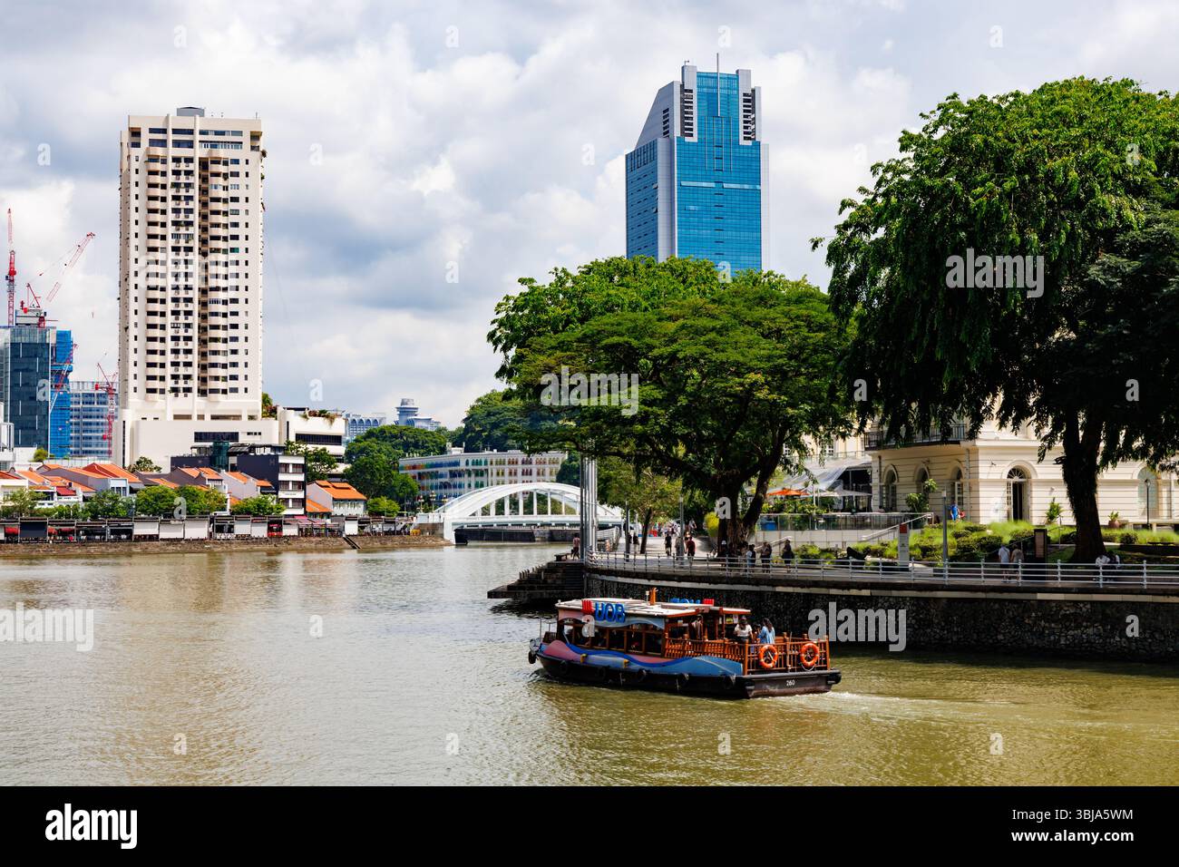 Boat quay on the Singapore river Stock Photo - Alamy