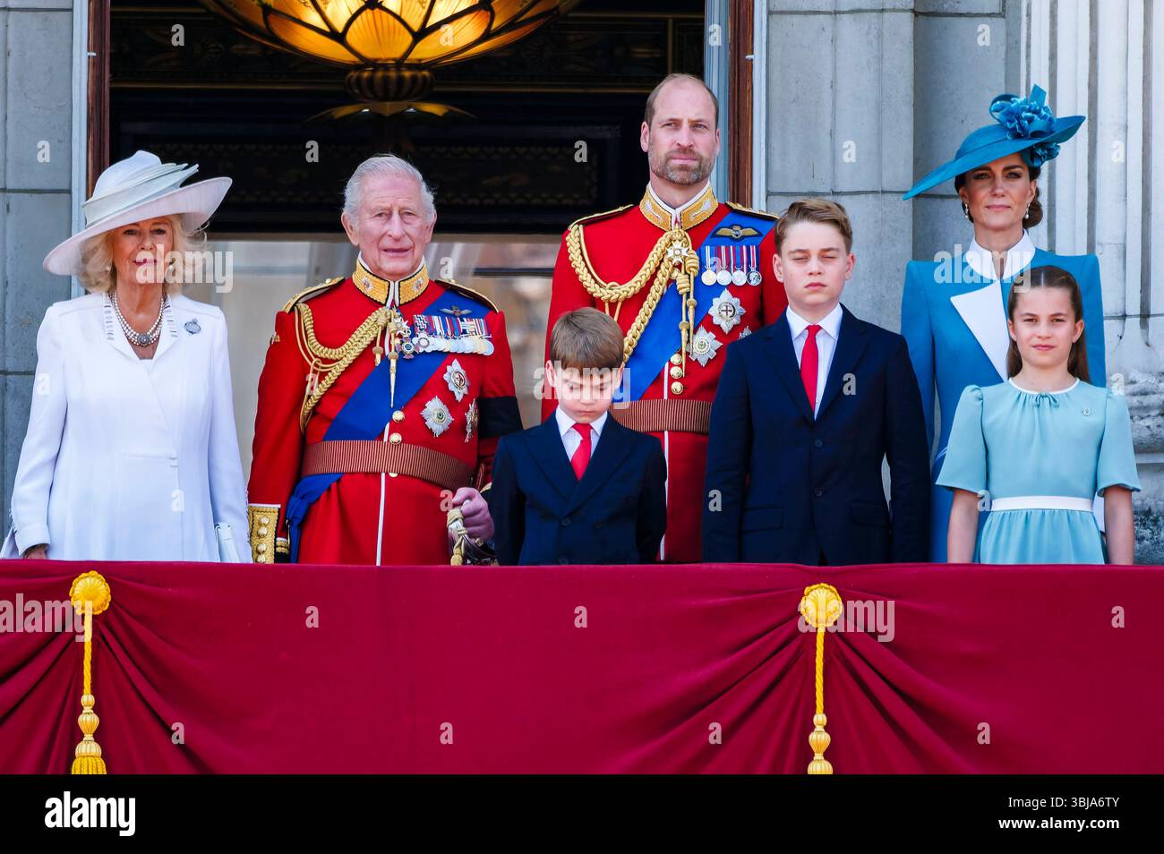 Königin Camilla, König Charles III., Prinz Louis, Prinz William, Prinz ...