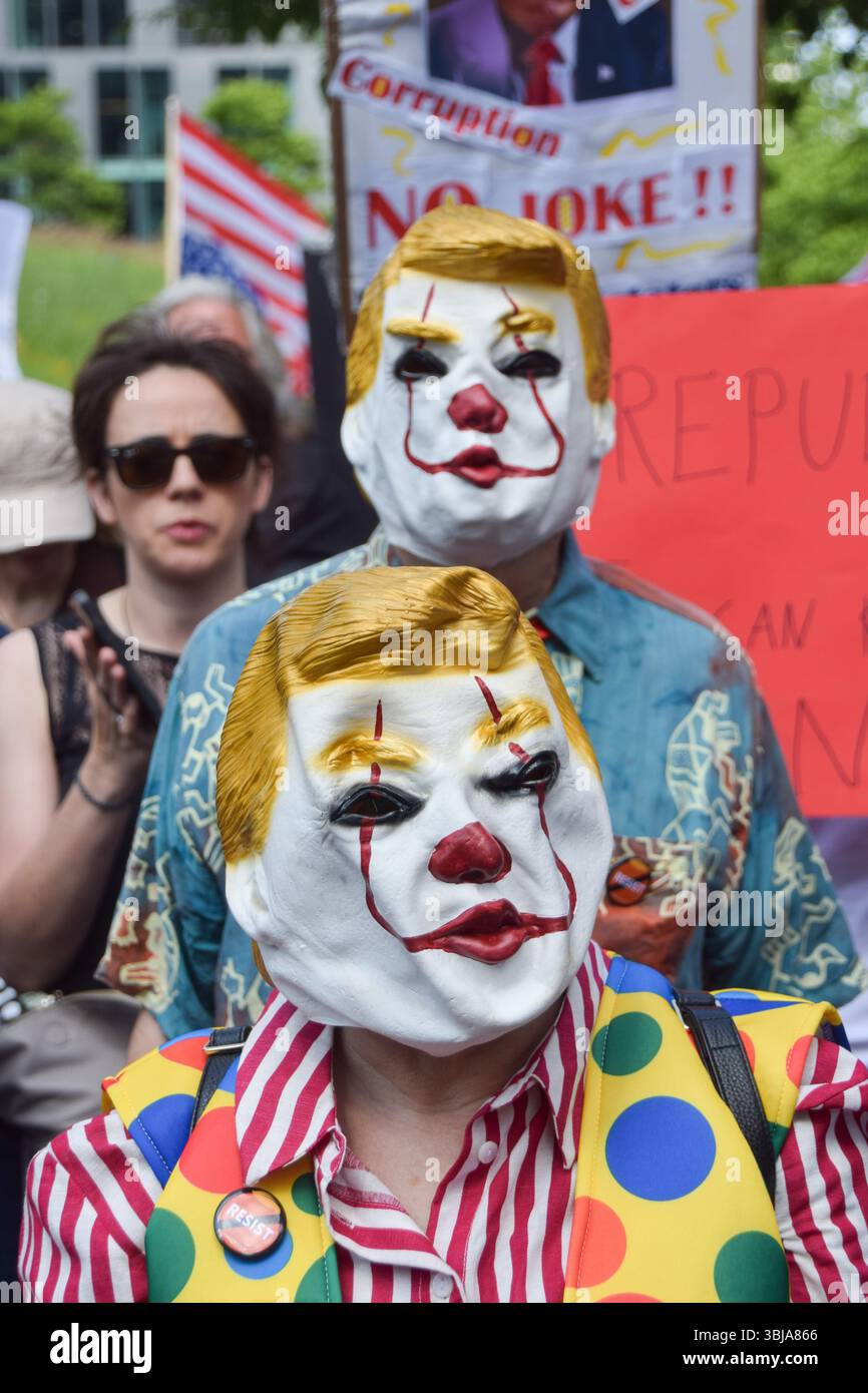 Trump clown hi-res stock photography and images - Alamy
