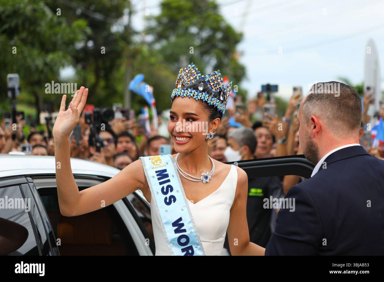 Opal Suchata Chuangsri representative of Thailand win 72nd Miss World ...