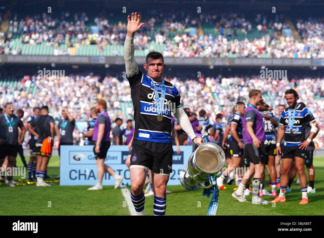 Bath Rugby's Ben Spencer celebrates with the trophy after the Gallagher ...