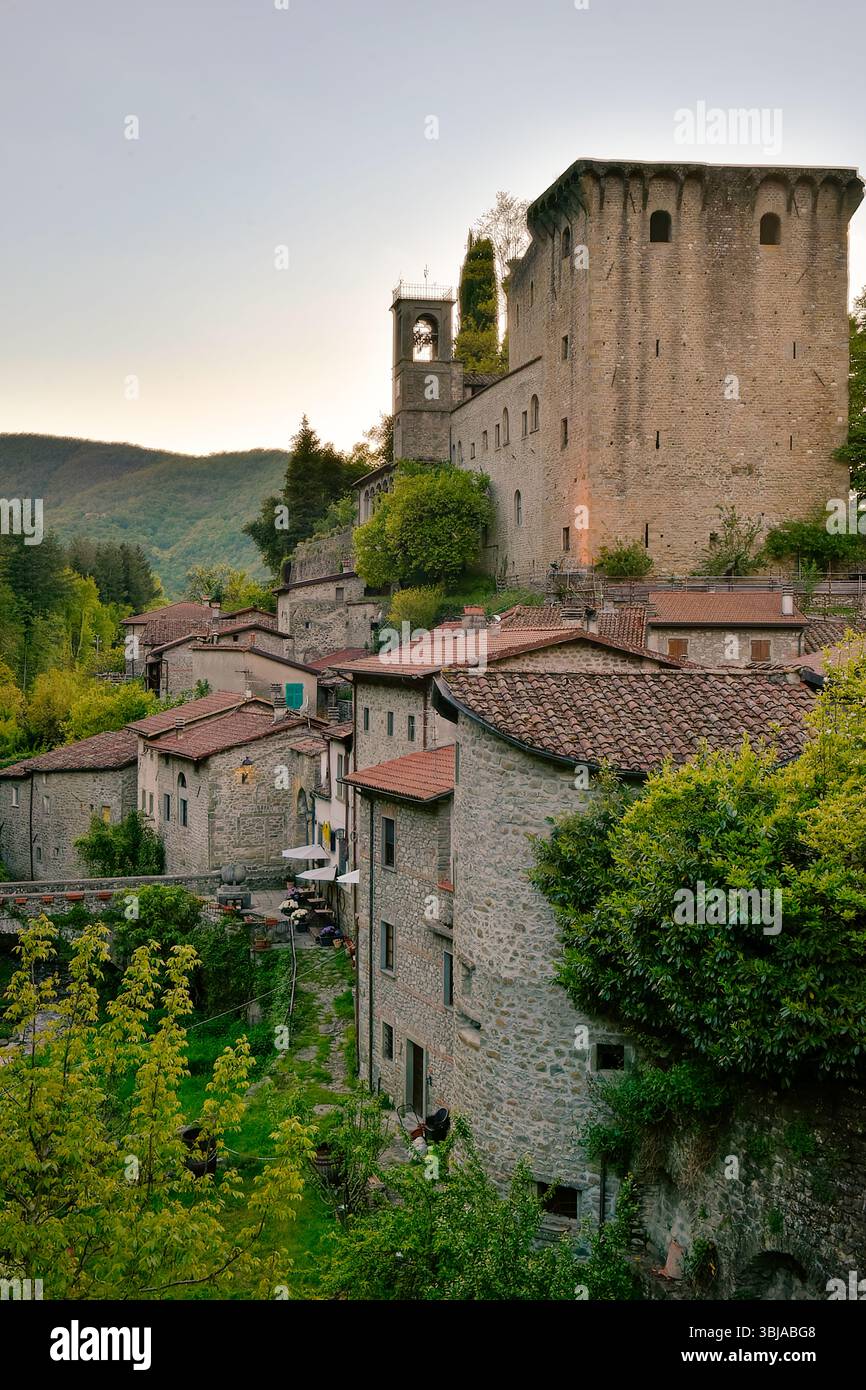 Fortezza della Verrucola Overlooks Italian Village Stock Photo - Alamy