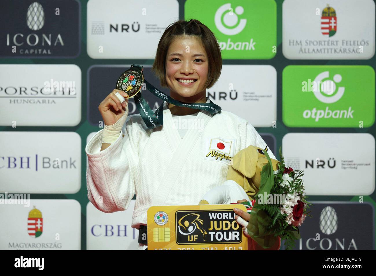 Uta ABE of Japan celebrates during the awarding ceremony of Women -52 ...
