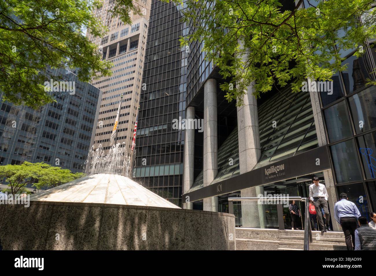 The public space at the Kalikow building provides a lunchtime ...