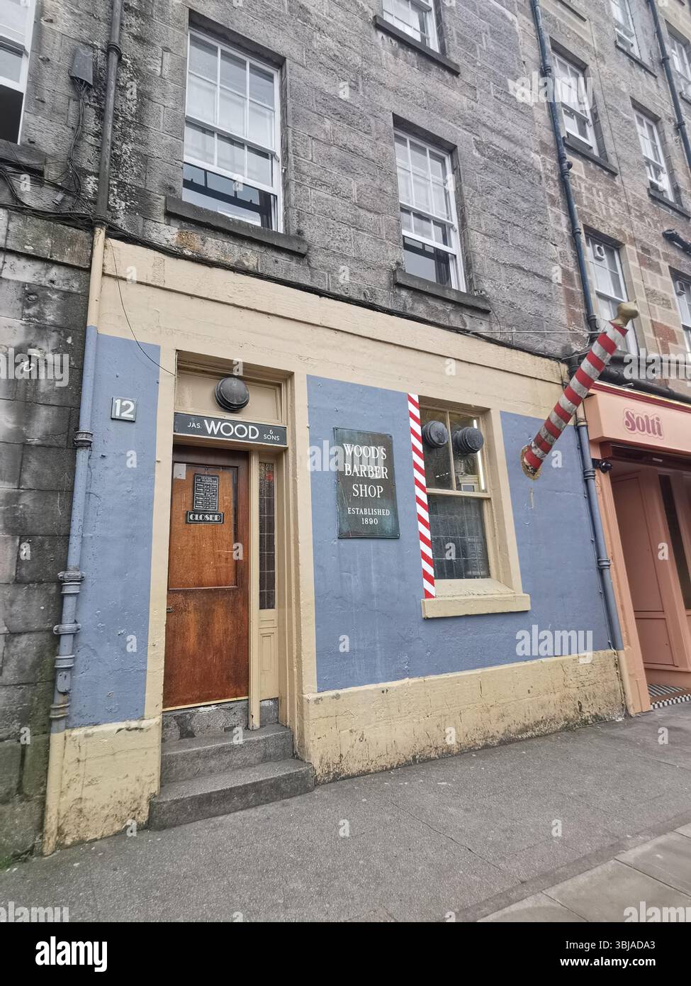 Traditional edinburgh tenement hi-res stock photography and images - Alamy