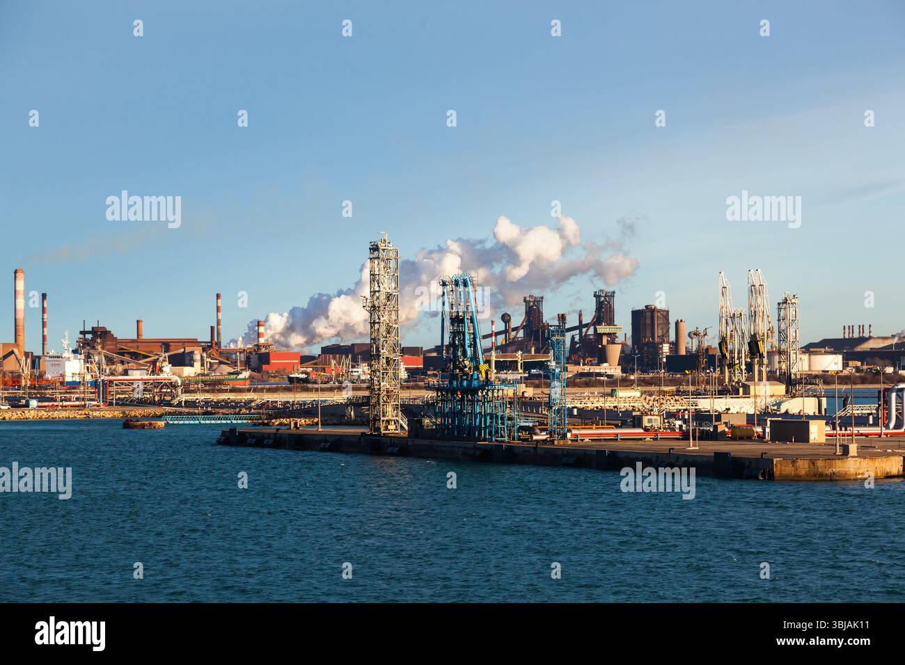 Refinery in Fos-sur-Mer, France. France oil industry Stock Photo - Alamy