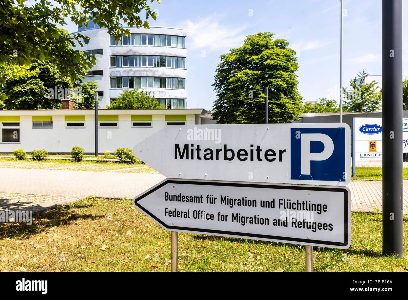 Das Bundesamt für Migration und Flüchtlinge BAMF ist die zuständige Behörde für Asylverfahren in ...