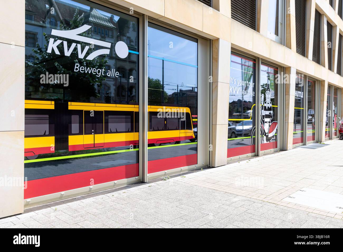 KVV, Karlsruher Verkehrsverbund. Straßenbahn unterwegs in der ...