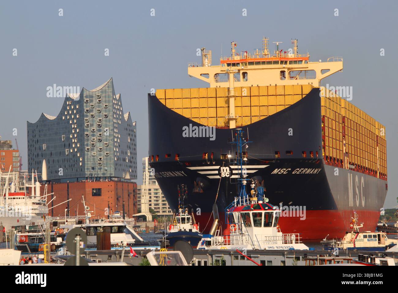 Der Containerfrachter MSC Germany liegt vor den Landungbrücken im ...