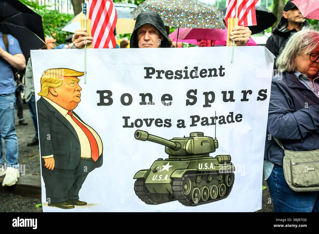 New York, USA, 14th June 2025. People defy the rain and carry anti ...