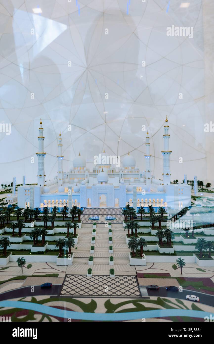 Entrance to Sheikh Zayed Grand Mosque in Abu Dhabi. Interior of hall ...