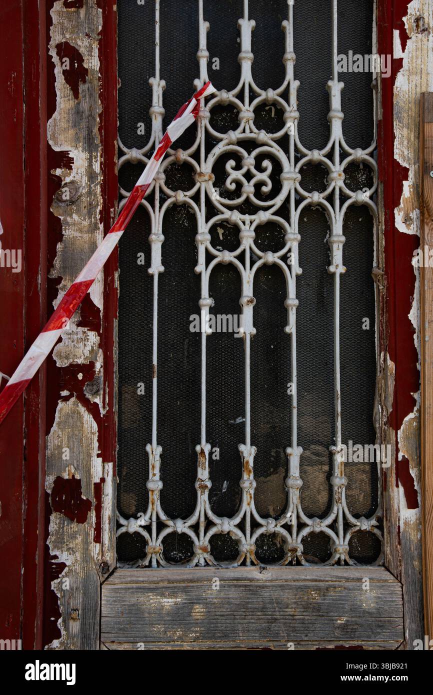 Old abandoned building shows hi-res stock photography and images - Alamy