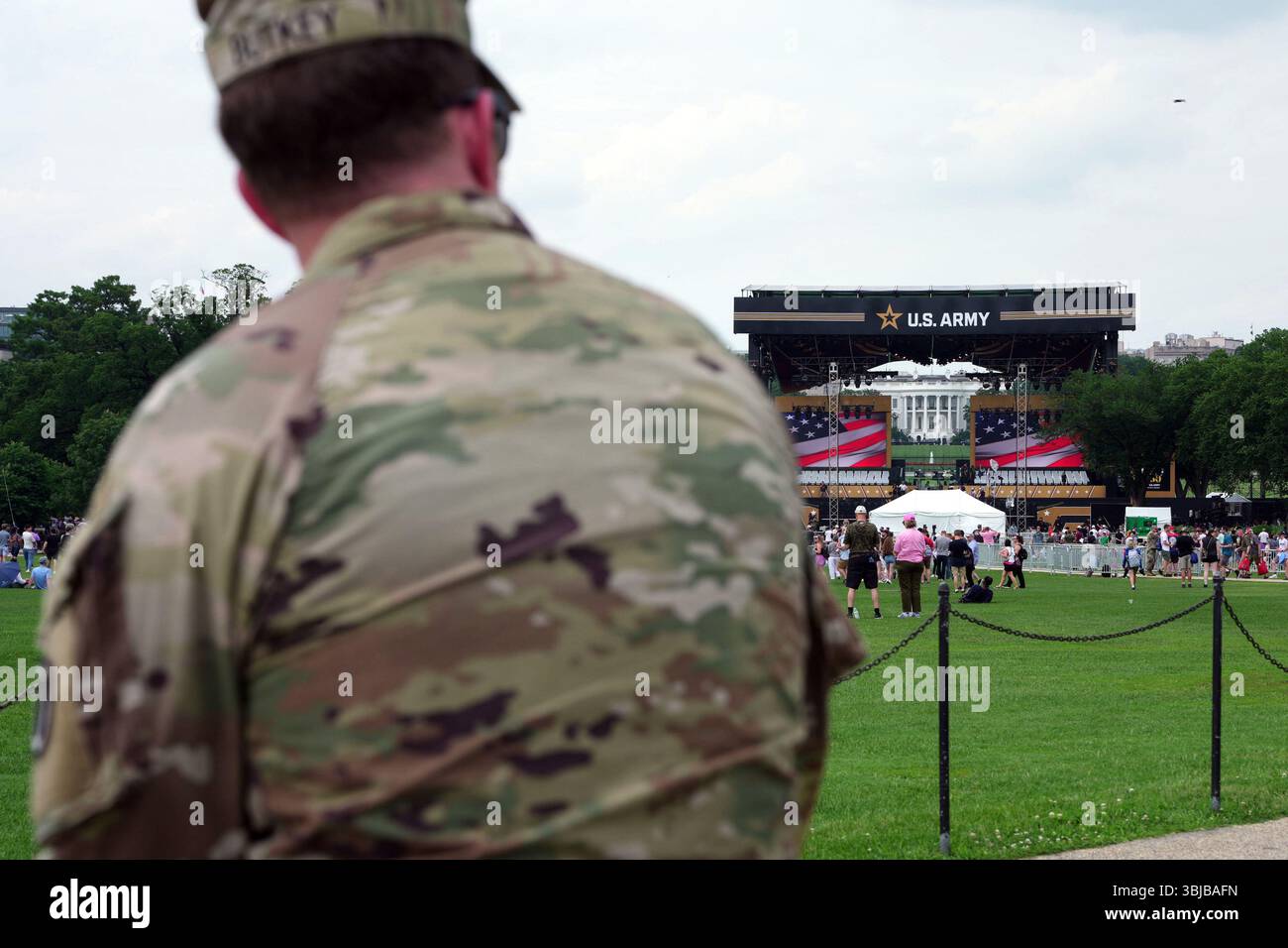 A member of the US Army looks on towards the White House from the ...