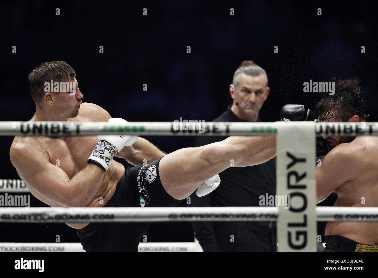 ROTTERDAM - Kickboxer Rico Verhoeven in action against Russian Artem ...