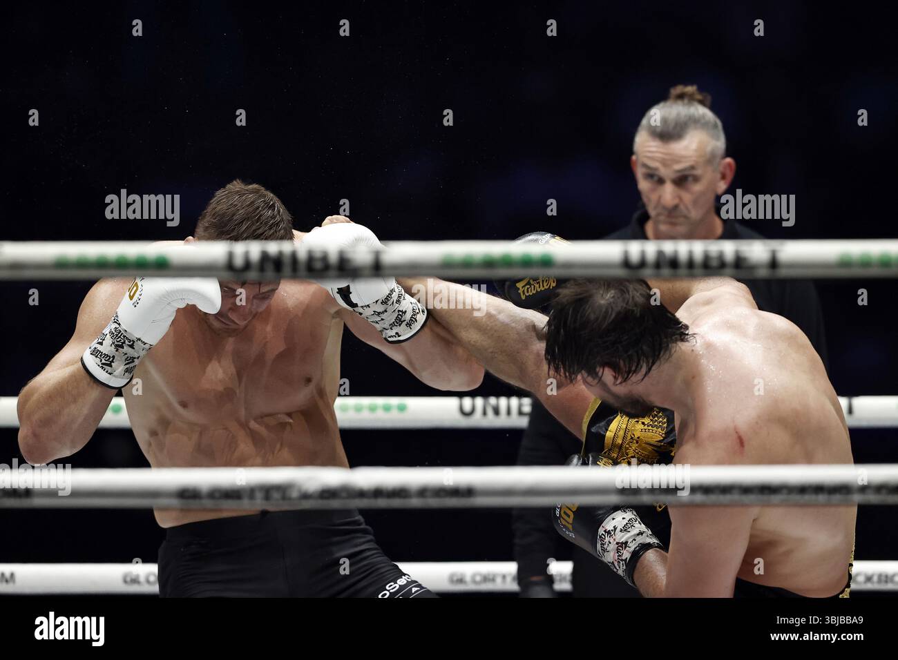 ROTTERDAM - Kickboxer Rico Verhoeven in action against Russian Artem ...