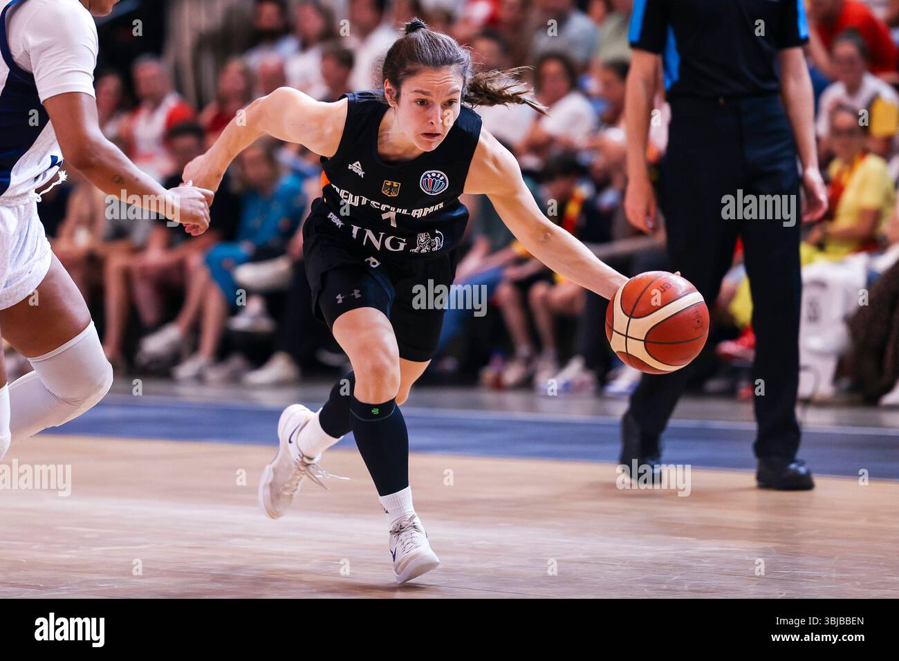 Jennifer Crowder (Deutschland, 7) am Ball Basketball Damen Testspiel ...