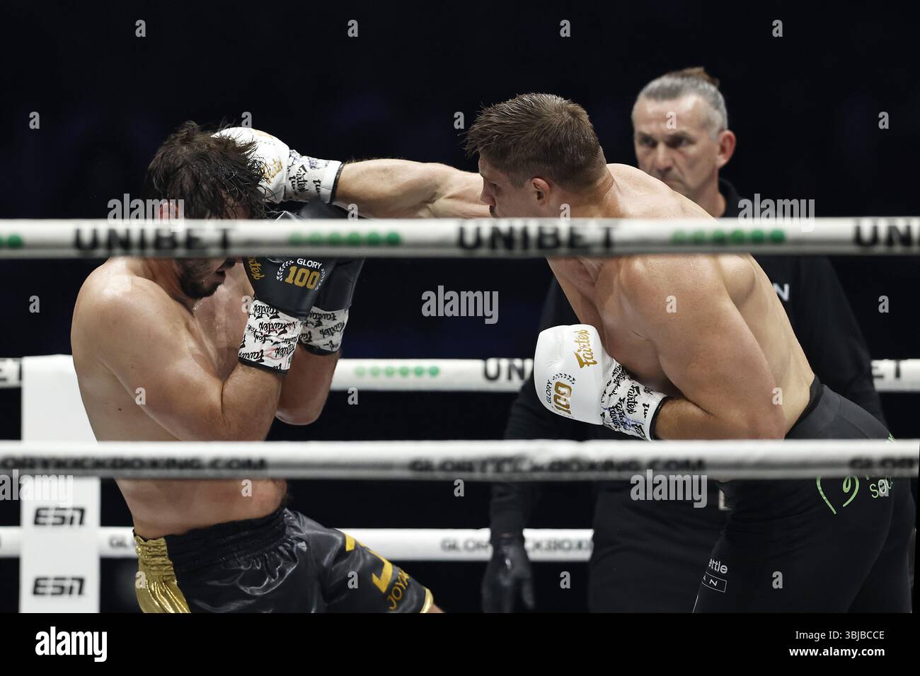 ROTTERDAM - Kickboxer Rico Verhoeven in action against Russian Artem ...