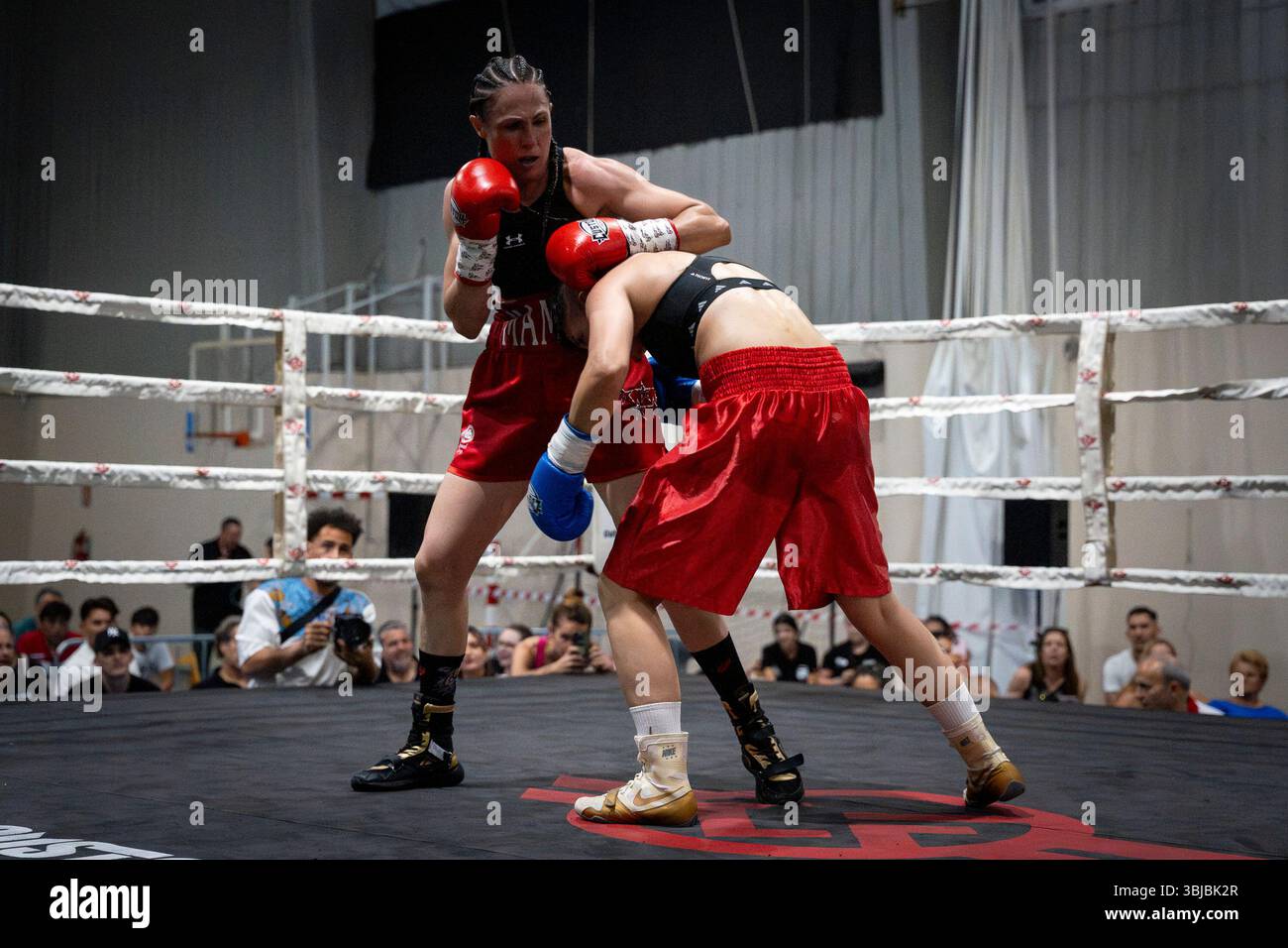 Gabriella Mezei vs Almudena Alvarez during his fight in 'Villalkor ...