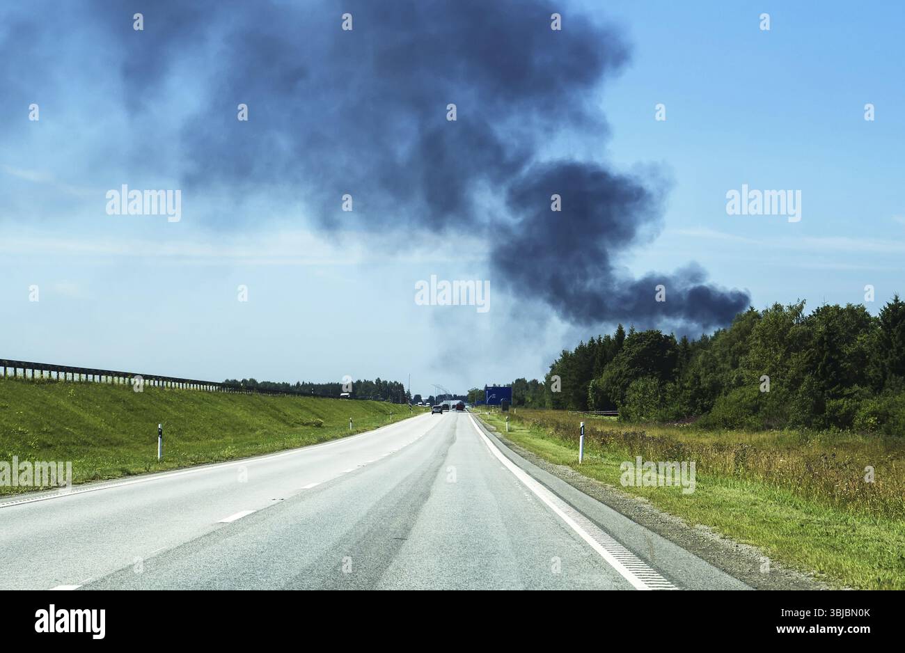 Wildfire near highway road hi-res stock photography and images - Alamy