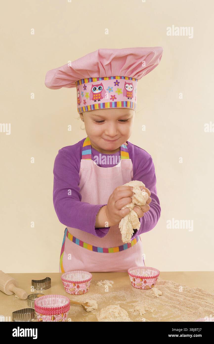 Cute little girl baking Stock Photo - Alamy