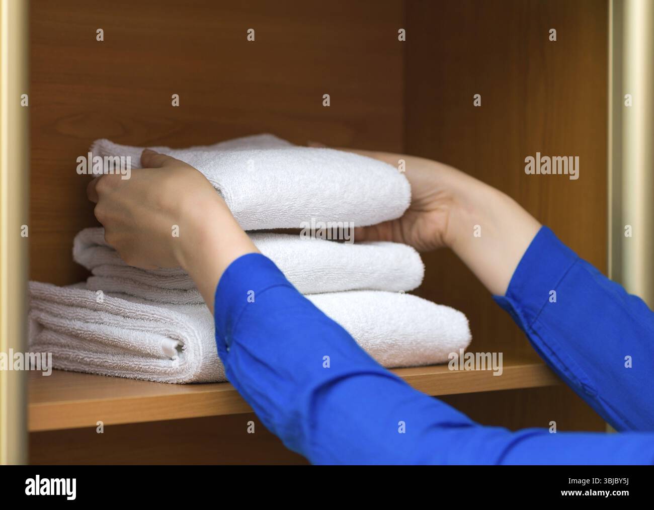Room service woman changing hi-res stock photography and images - Alamy
