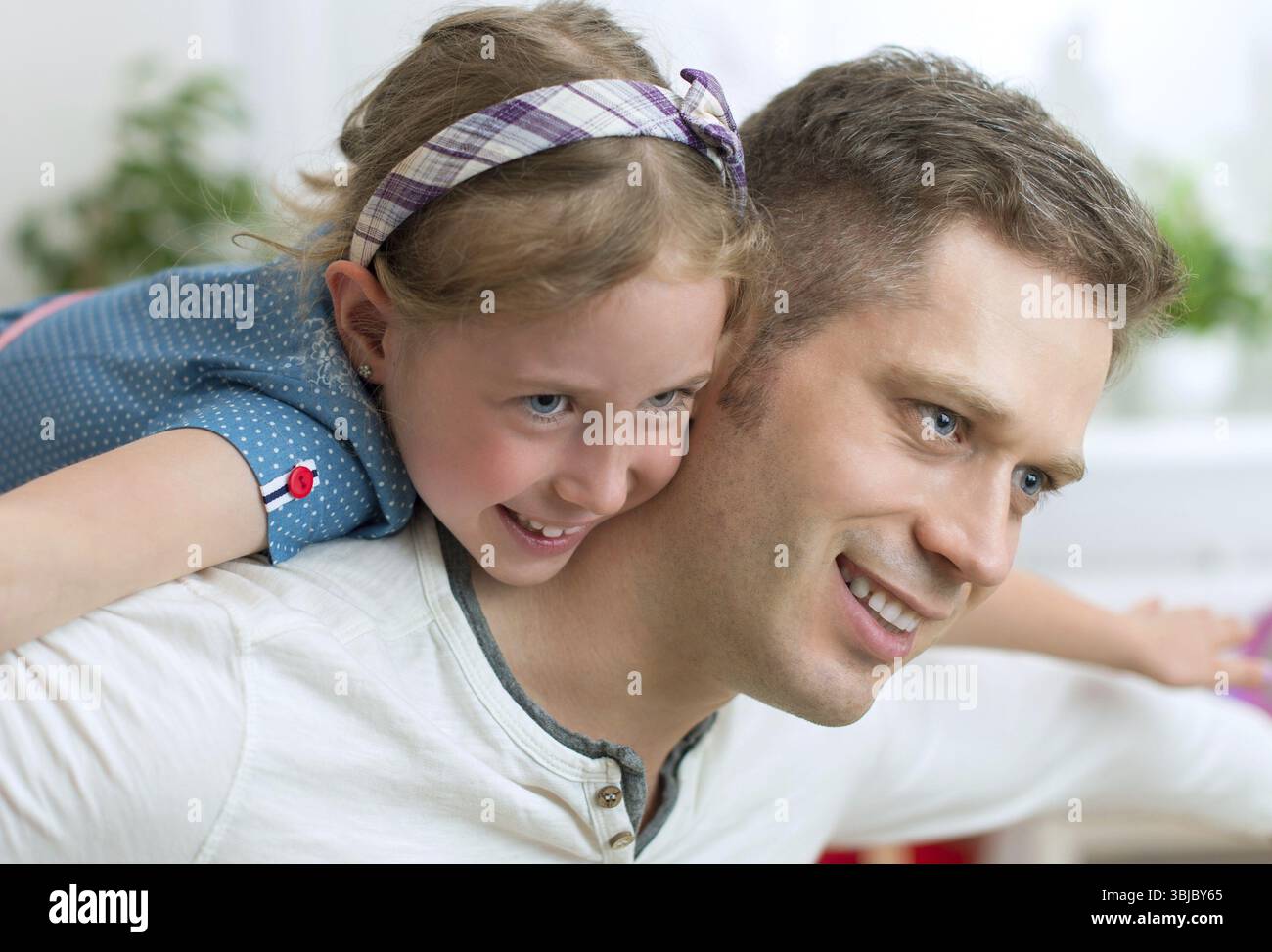 Father daughter home man hi-res stock photography and images - Alamy