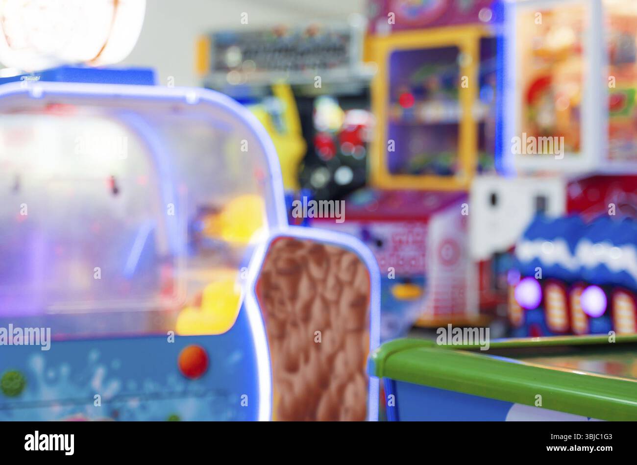 Many arcade machines in amusement park. Blurred photo Stock Photo - Alamy