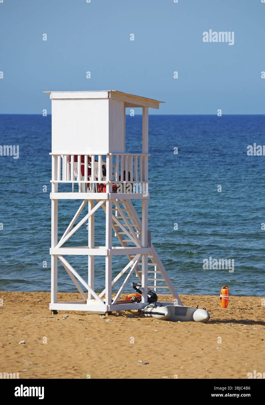 White lifeguard tower on the beach. Rear view Stock Photo - Alamy