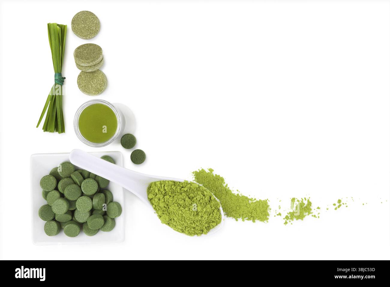 Greed superfood. Spirulina, chlorella and wheat grass ground powder ...