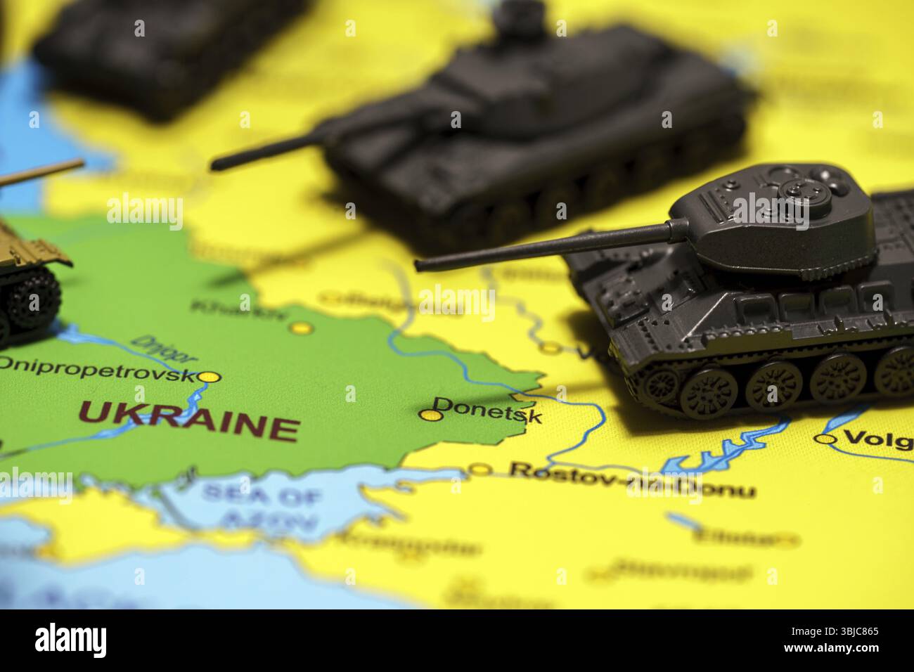 Toy tanks on the map. Military operations in Ukraine Stock Photo - Alamy