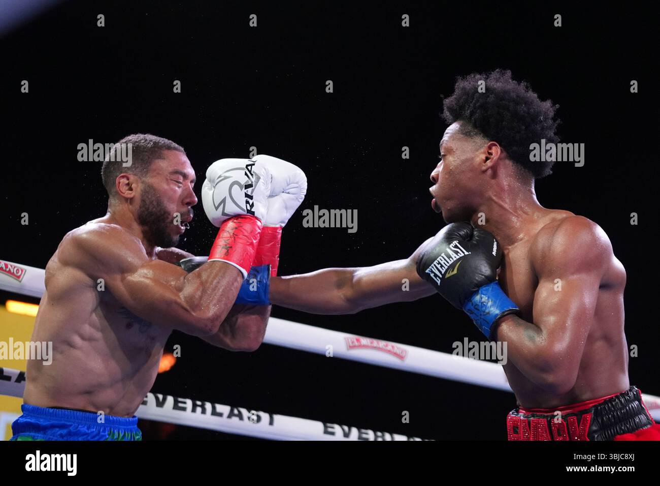 Zaquin Moses, right, punches Carl Rogers during the fourth round of a ...