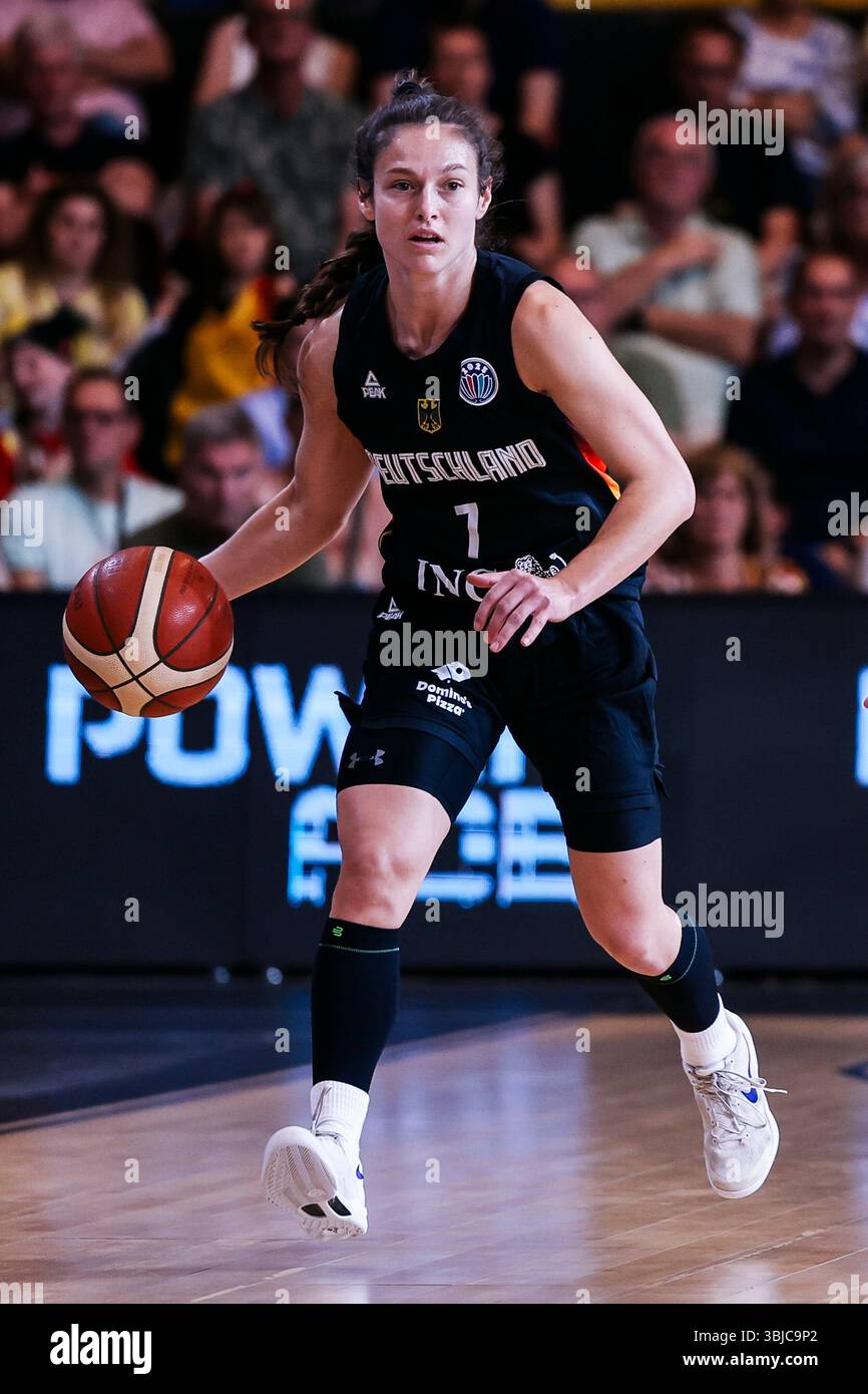 Jennifer Crowder (Deutschland, 7)am Ball Basketball Damen Testspiel ...