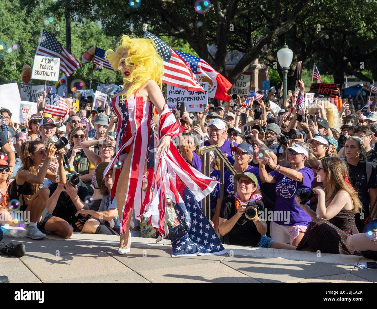 Drag queen out costume hi-res stock photography and images - Alamy