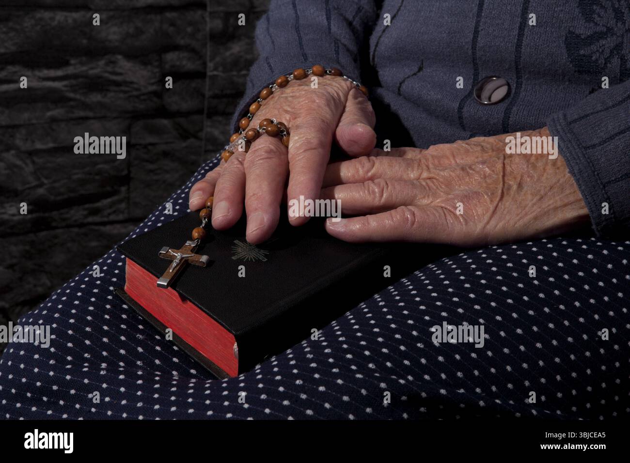 Grandma bible praying faith religion hi-res stock photography and ...