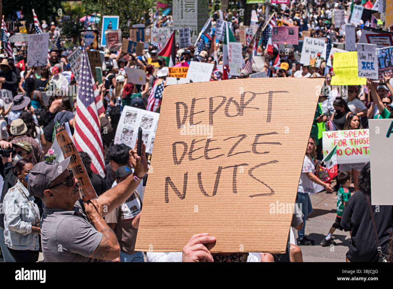 No kings protest sign hi-res stock photography and images - Alamy