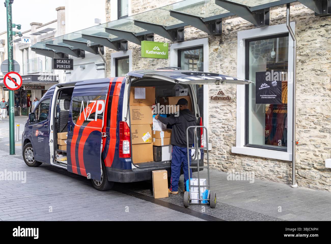 New Zealand Post, postal worker delivering boxes to Kathmandu store in ...