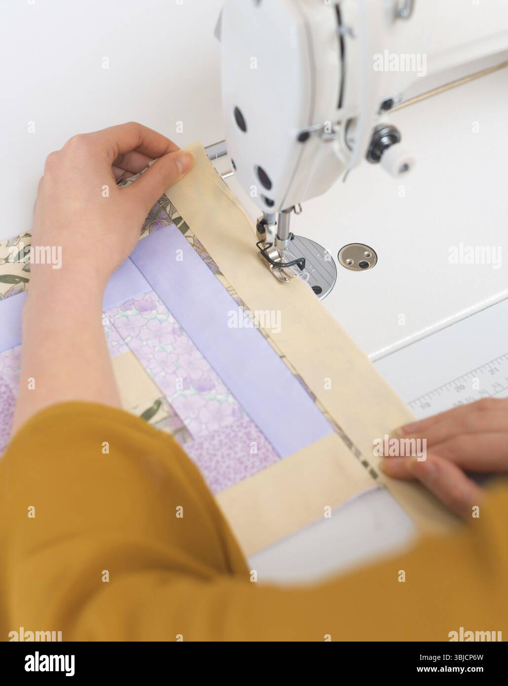 Womans hands on sewing machine hi-res stock photography and images - Alamy