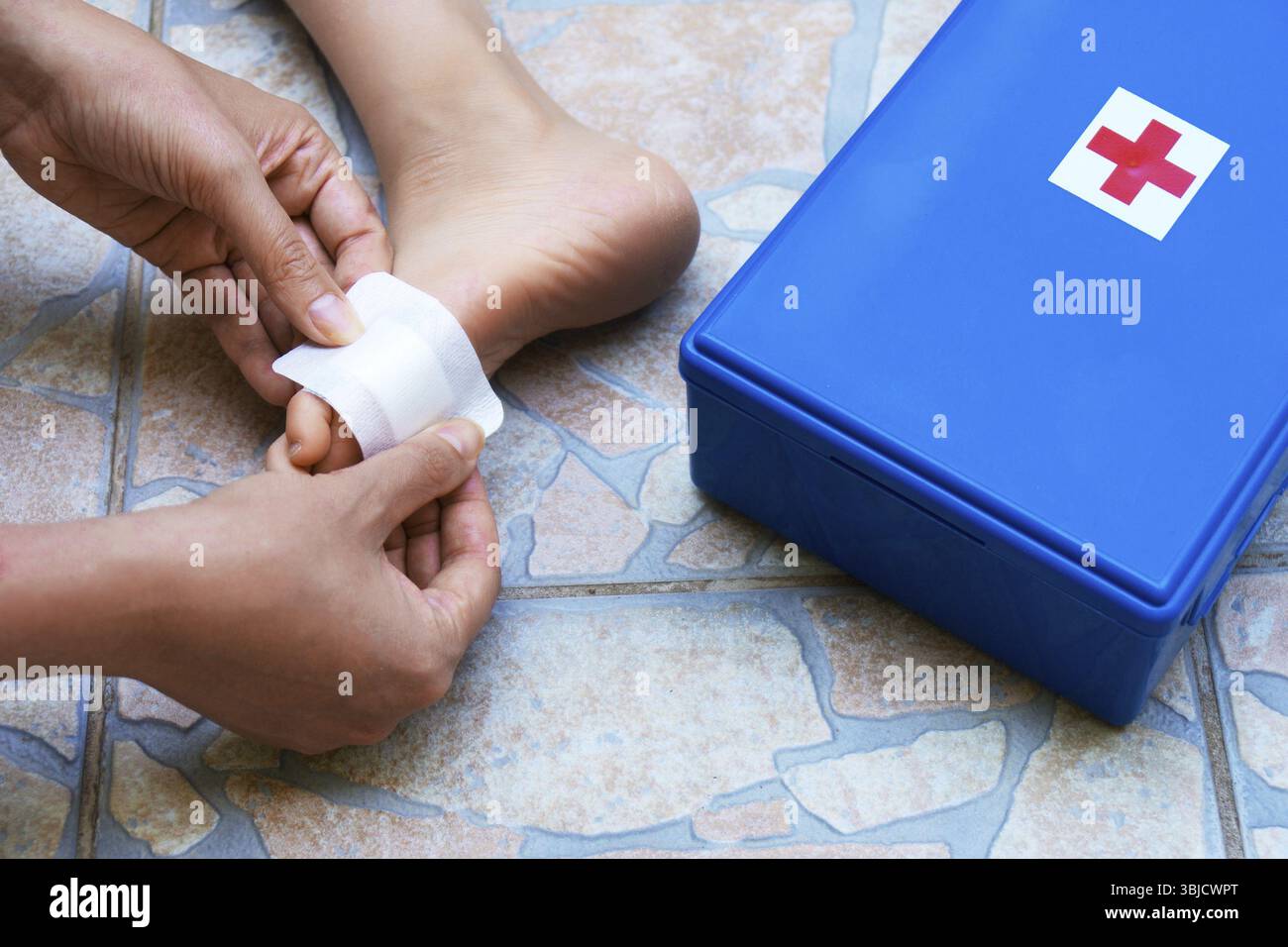 Woman puts adhesive bandage on child foot Stock Photo - Alamy