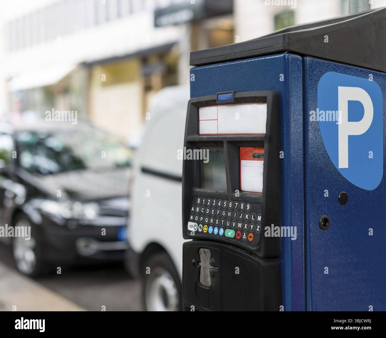 Self service car parking machine on the street Stock Photo - Alamy