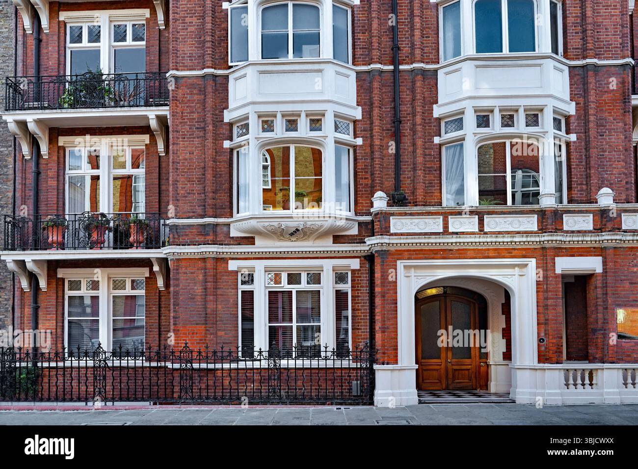 Victorian bay windows hi-res stock photography and images - Alamy