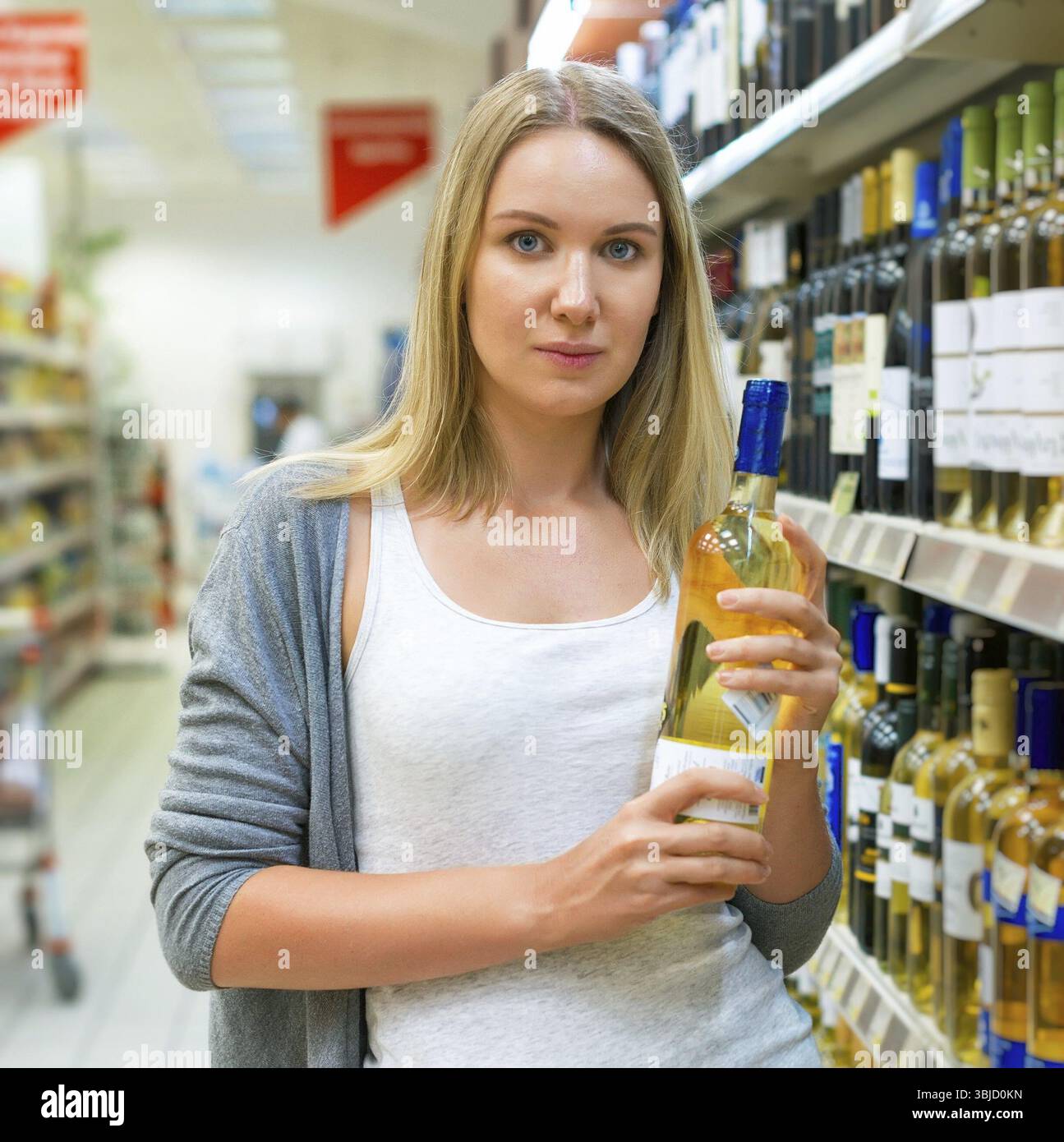 Choosing drink shop hi-res stock photography and images - Alamy