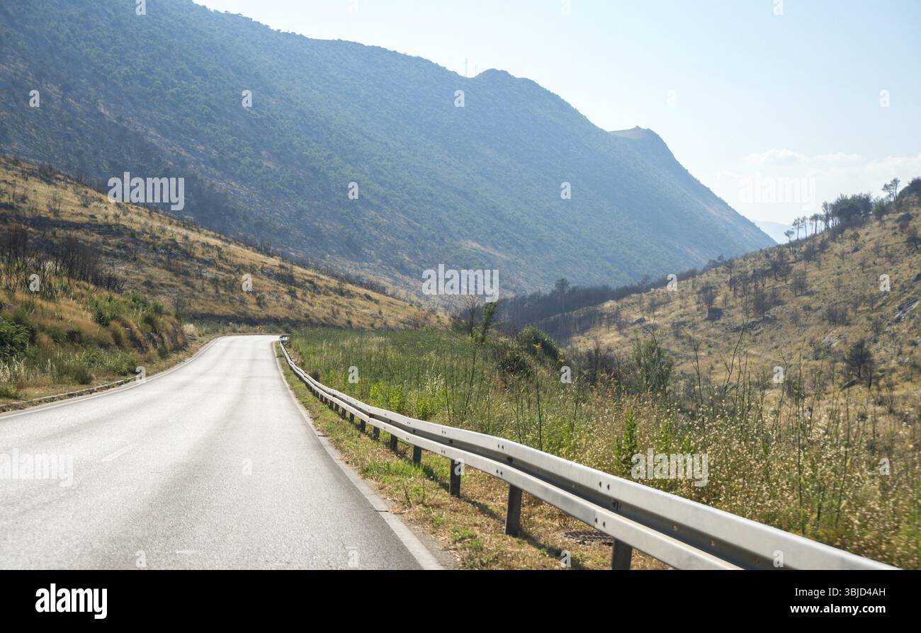 Empty road into distance hi-res stock photography and images - Alamy